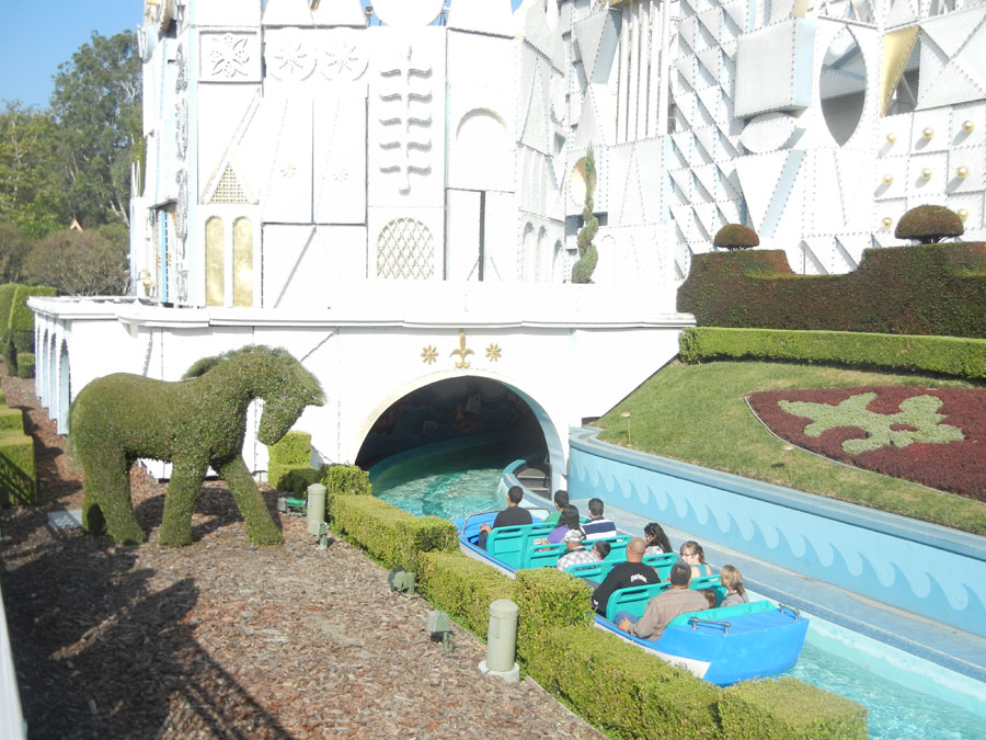 1,000 Pictures of Disneyland - Fantasyland: It's a Small World