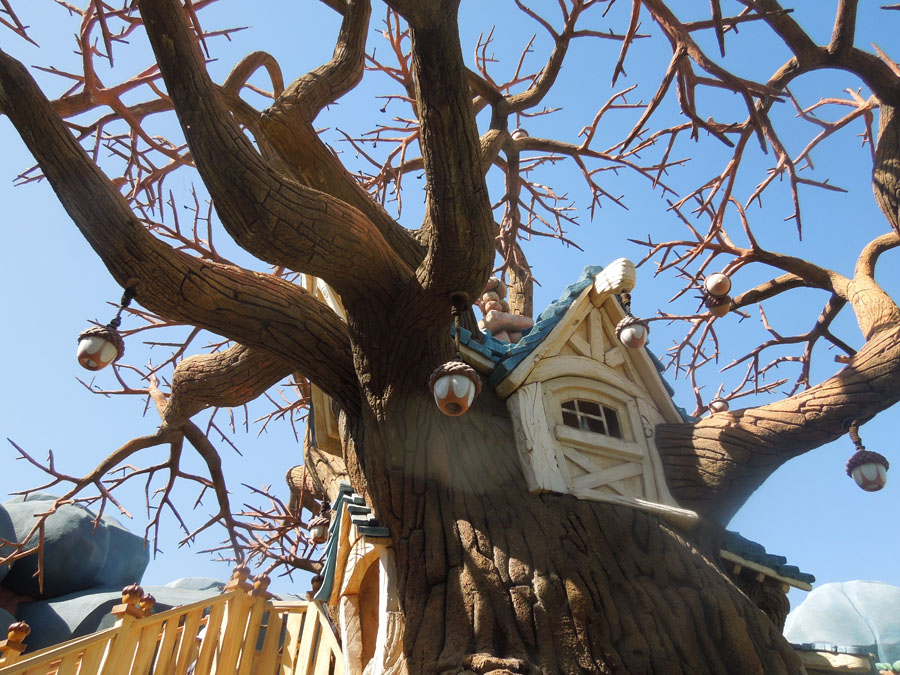 1,000 Pictures of Disneyland - Chip and Dale's Treehouse